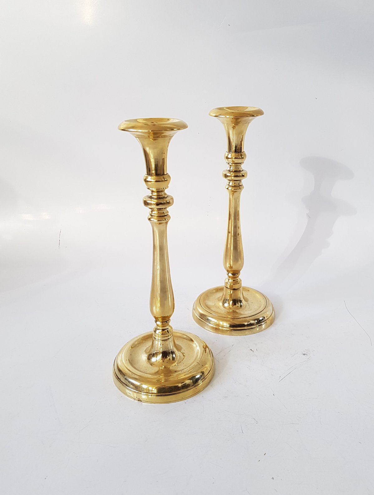 Empire tulipan lysestager i messing - Lysestager - Heldigt.dk